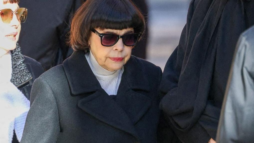 Obsèques de Brigitte Bardot : Mireille Mathieu déplore l'absence de ...