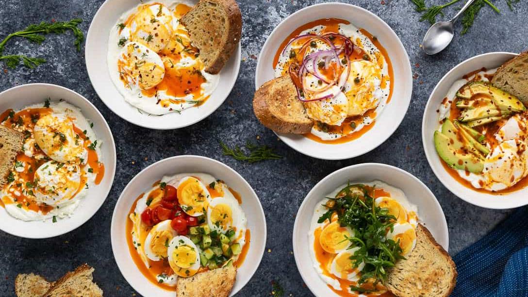 Petit-déjeuner en 15 minutes : comment les œufs turcs au yaourt à l'ail ...